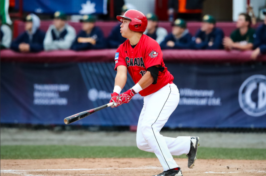 Archer Brookman et Marc-Antoine Lebreux frappent la longue balle ...