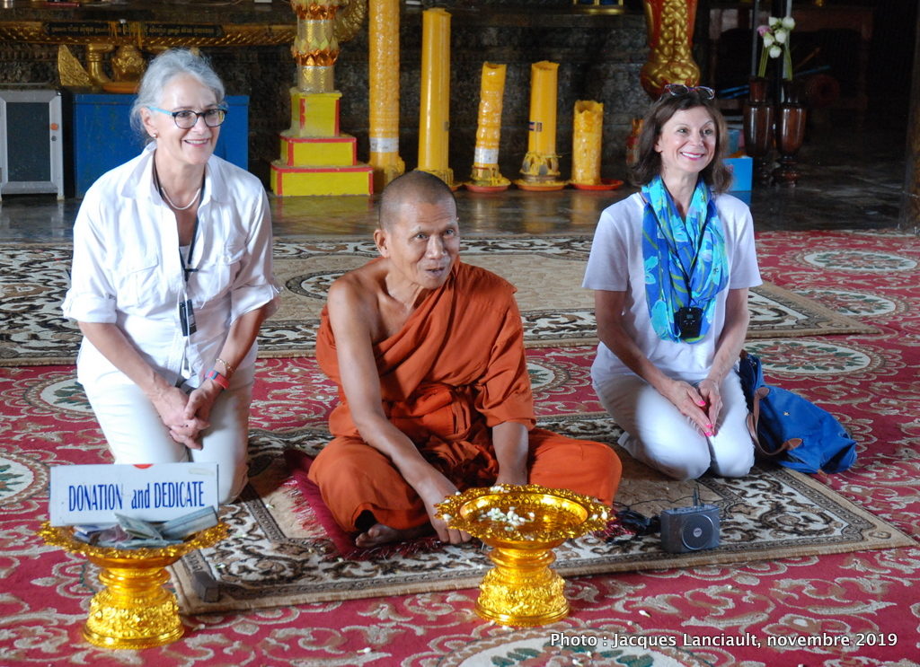 Bénis par un bonze au centre de méditation bouddhiste Vipassana Dhura ...